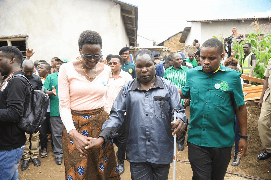 Mlemavu wa macho amshukuru Spika Dkt.Tulia kwa kumkabidhi nyumba ...