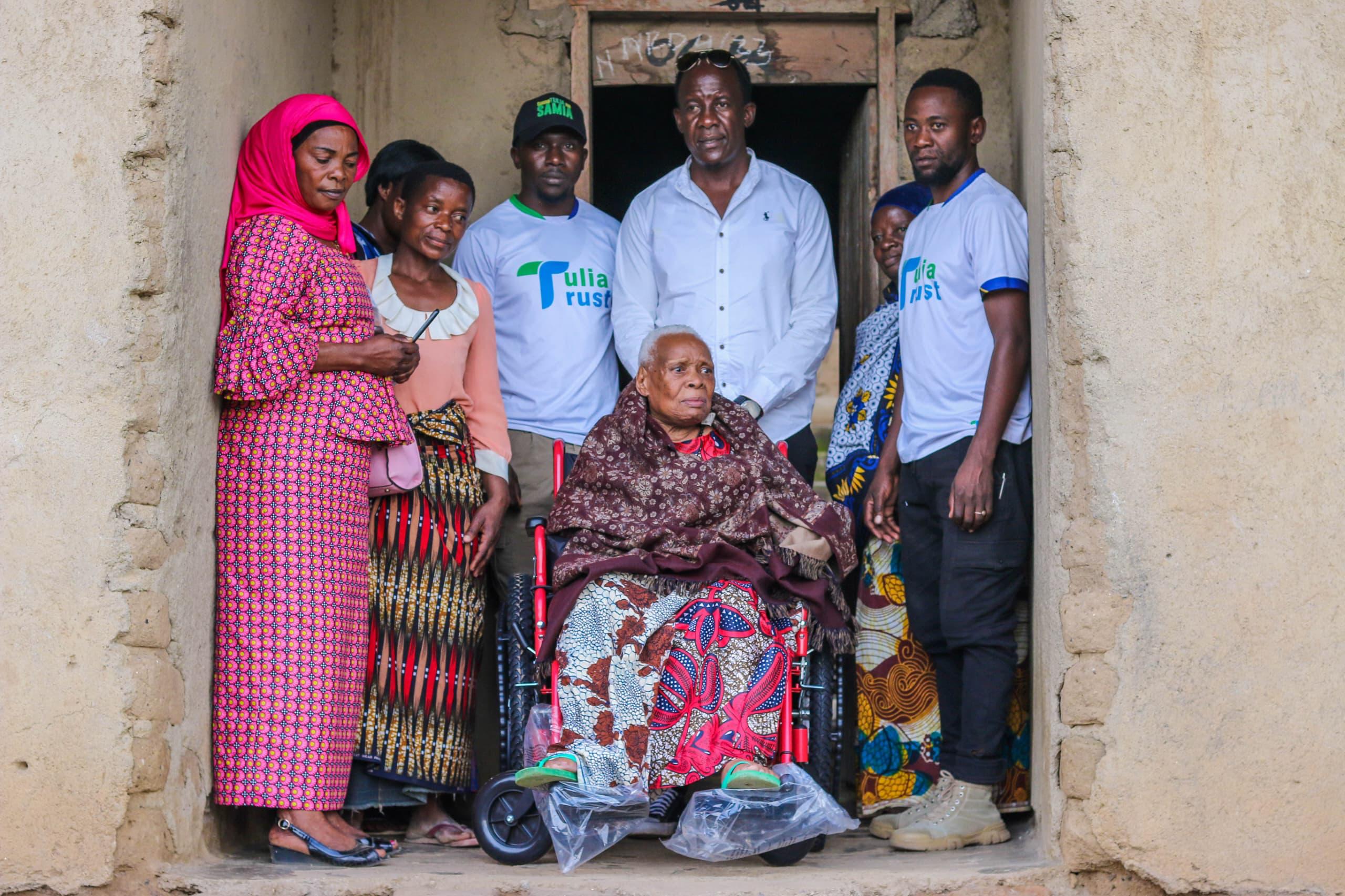 DKT. TULIA ACKSON AZIDI KUSAMBAZA UPENDO MBEYA - Tulia Trust